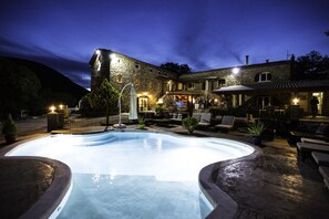 Fachada da propriedade à noite