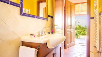 Quarto, vista para o vale | Casa de banho | Um polibã, toalhas fornecidas, sabão, champô