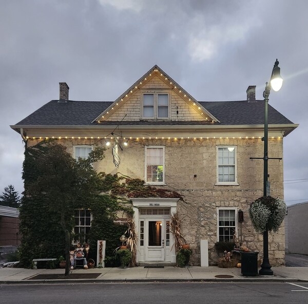The Stagecoach Inn Bed & Breakfast And Five20 Social Stop - Cedarburg, WI