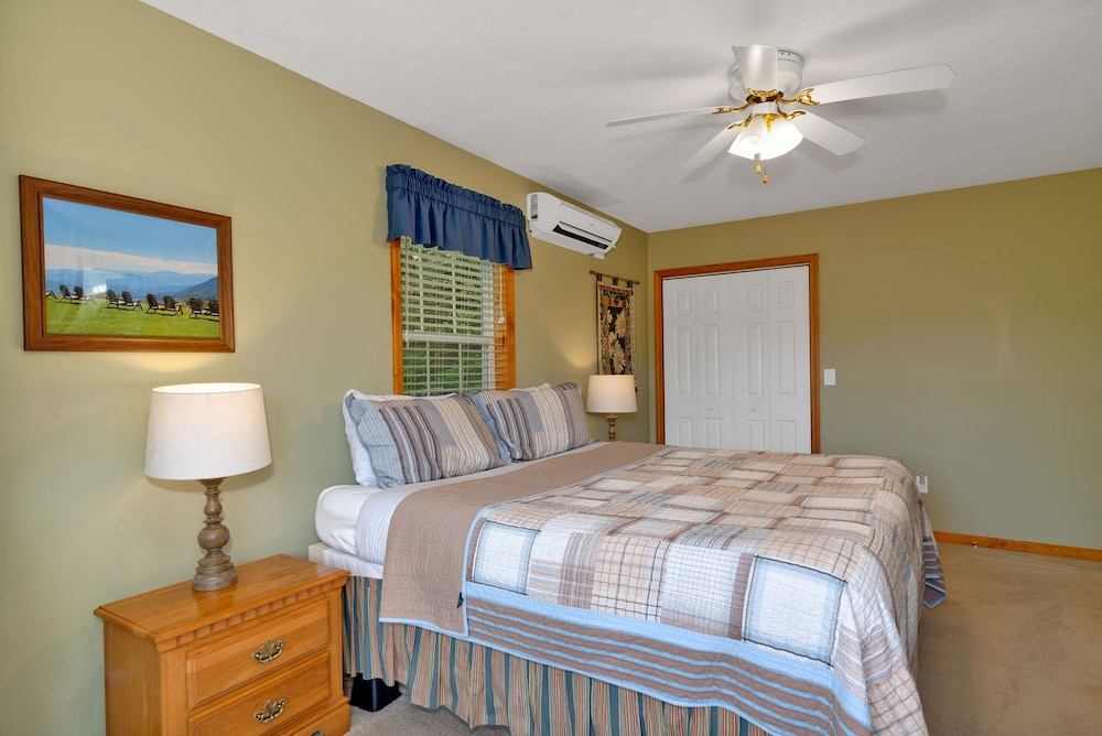 2 Master Suites - Mountain Views Every Room - Hot Tub - Fire Pit - Clean & Cozy! - Maggie Valley, NC