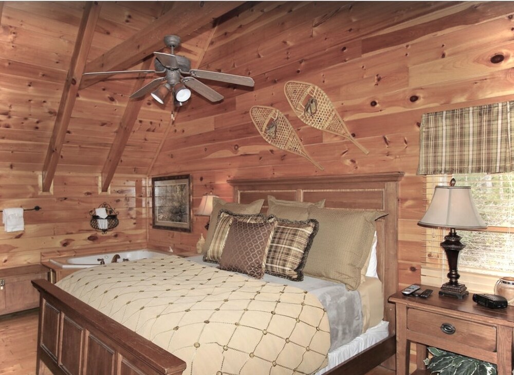 Gorgeous Views Of The Smokies ~ Centrally Located ~ Wifi ~ Dreambeds ~ Keurig - Pigeon Forge, TN