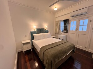 Roupa de alta qualidade, minibar, secretária 