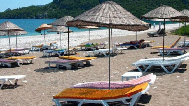 Uma praia privada nas proximidades, espreguiçadeiras