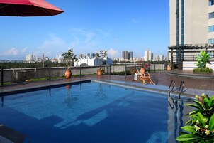 Piscina exterior, espreguiçadeiras 