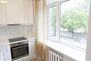 Quarto Básico | Kitchenette privada | Um frigorífico, um micro-ondas, uma placa de cozinha