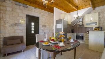 Vila superior, 2 quartos, piscina particular (Christy) | Cozinha privada | Geladeira, micro-ondas, fogão, cooktop