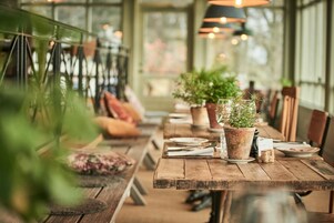 Almoços e jantares servidos, incluindo cozinha local 