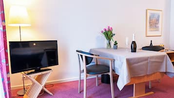 Quarto Duplo Deluxe, sauna | Sala de estar | Televisor LED de 24 polegadas com canais digitais, televisor