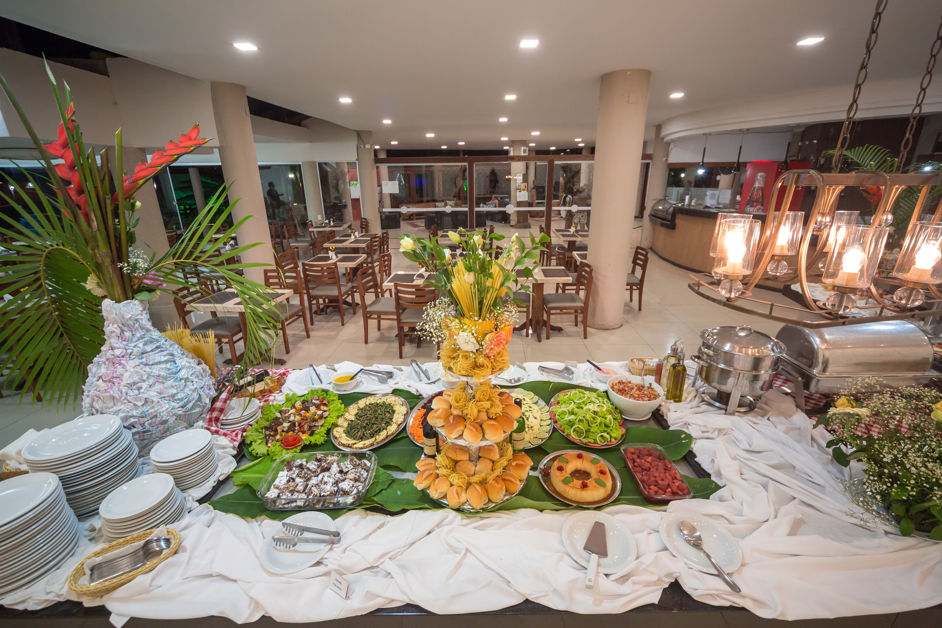 Disposição de buffet com diversos alimentos e uma mesa de buffet.