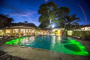2 piscinas externas, espreguiçadeiras