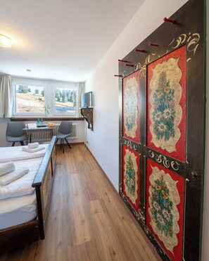 Ferro/tábua de engomar, Wi-fi grátis, roupa de cama fornecida 