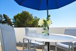 Terraço com espreguiçadeiras