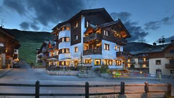 Fachada do alojamento (tarde/noite)