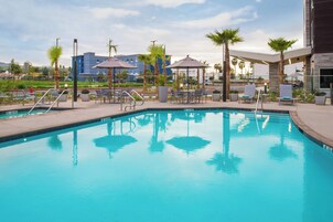 Piscina externa, funciona das 6h às 22h, guarda-sóis, espreguiçadeiras