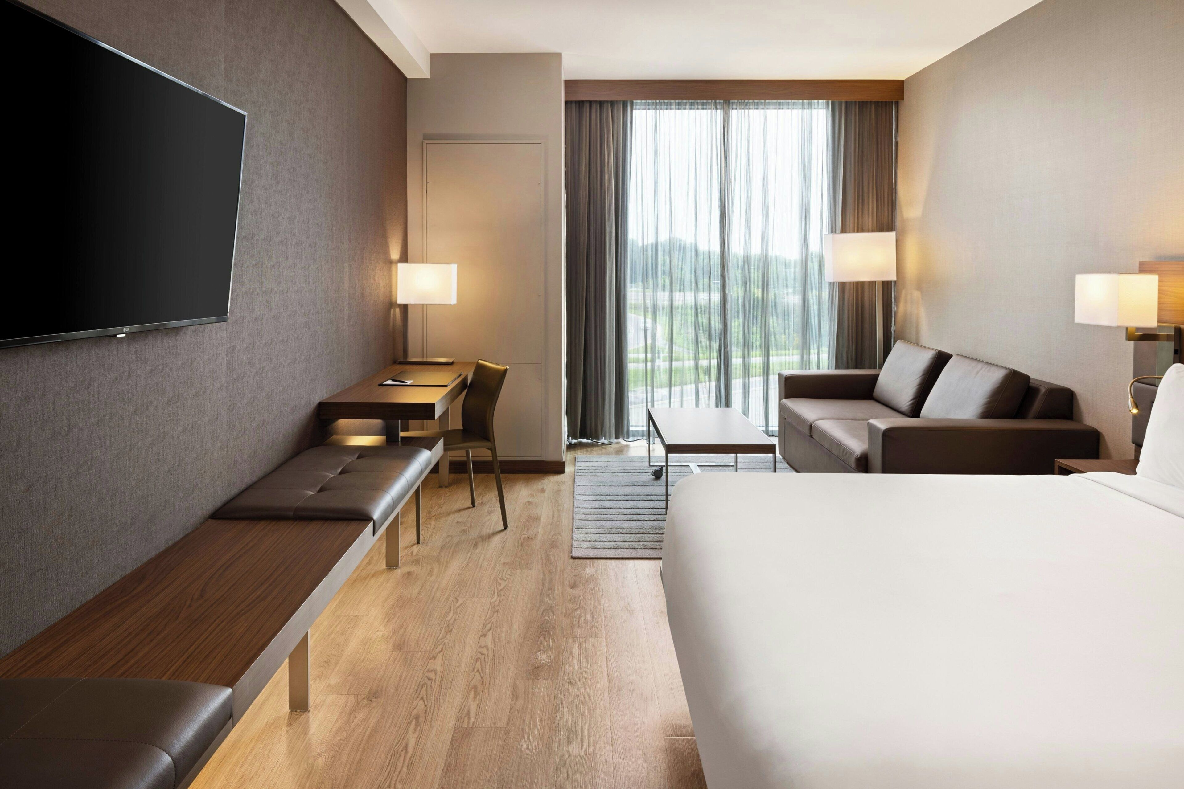 Cofres nos quartos, espaço de trabalho para notebook