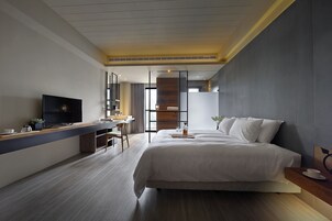 Quarto Duplo Deluxe, 1 cama queen-size, varanda, vista para a montanha | Minibar, com decoração personalizada, secretária 