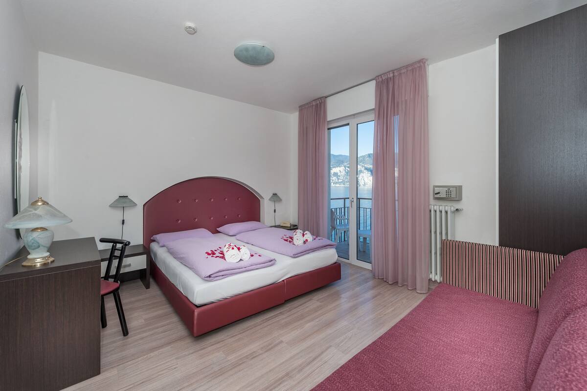 Quarto Duplo ou Twin Superior, vista para o lago | Cofre no quarto, secretária, Wi-fi grátis 