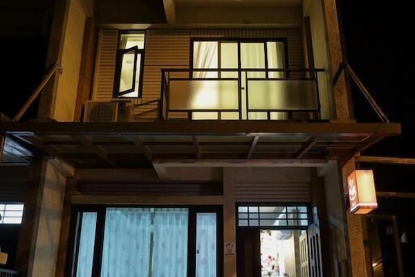 Fachada do alojamento (tarde/noite)