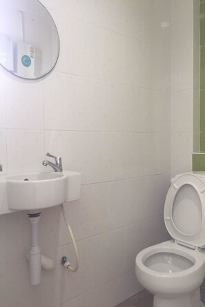 Um polibã, artigos de higiene pessoal grátis, toalhas fornecidas 