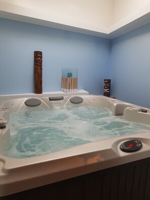 Banheira de hidromassagem interior