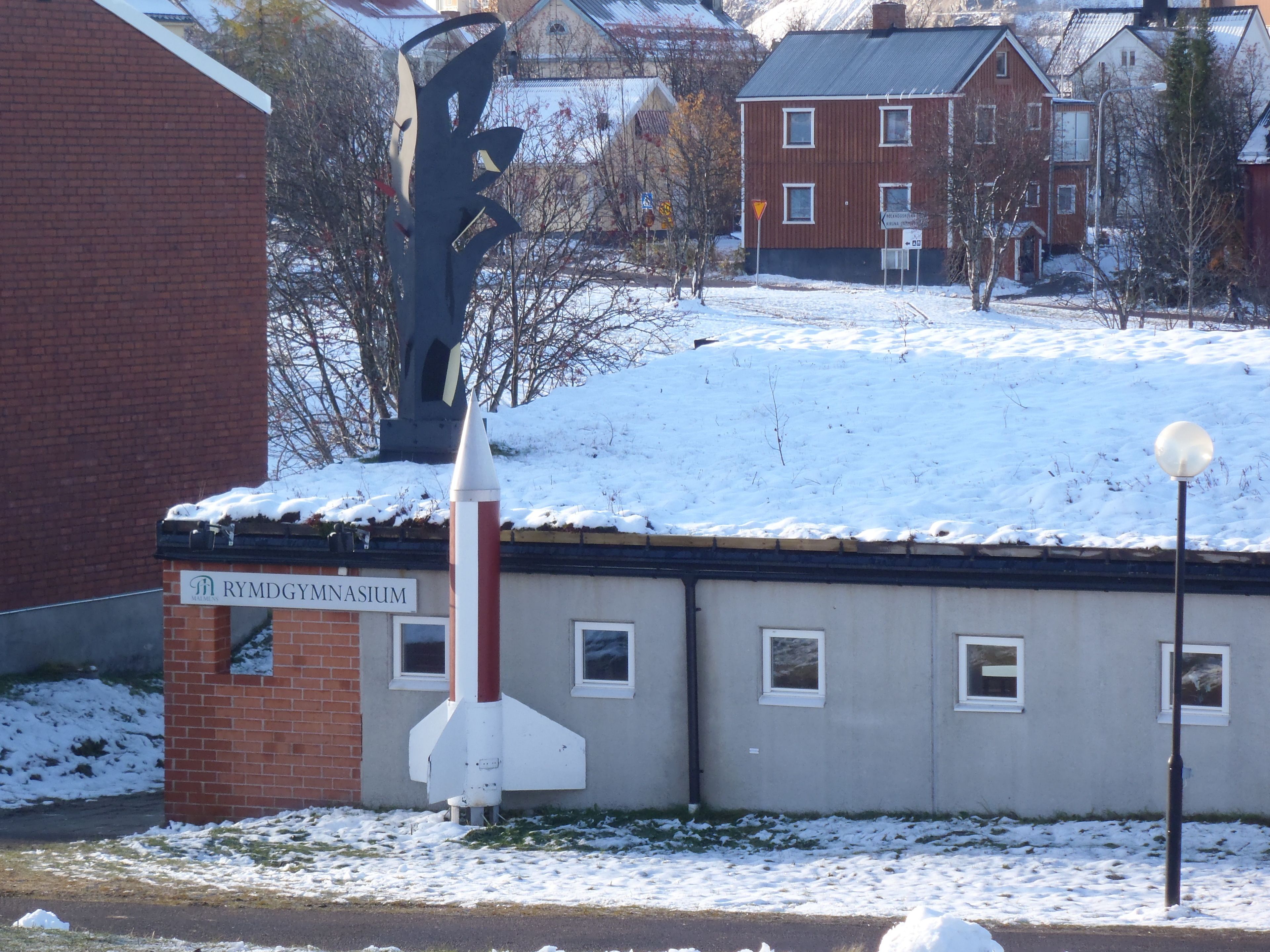 Um edifício com a placa 