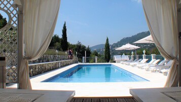 Piscina externa, piscina aquecida, espreguiçadeiras