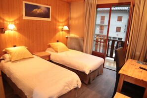 Quarto Twin Standard | Roupa de alta qualidade, secretária, ferro/tábua de engomar 