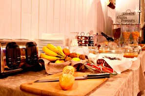 Pequeno-almoço tipo buffet diário (10 EUR por pessoa) 