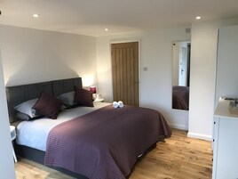Suite, casa de banho anexa, vista para o jardim | 1 quarto 