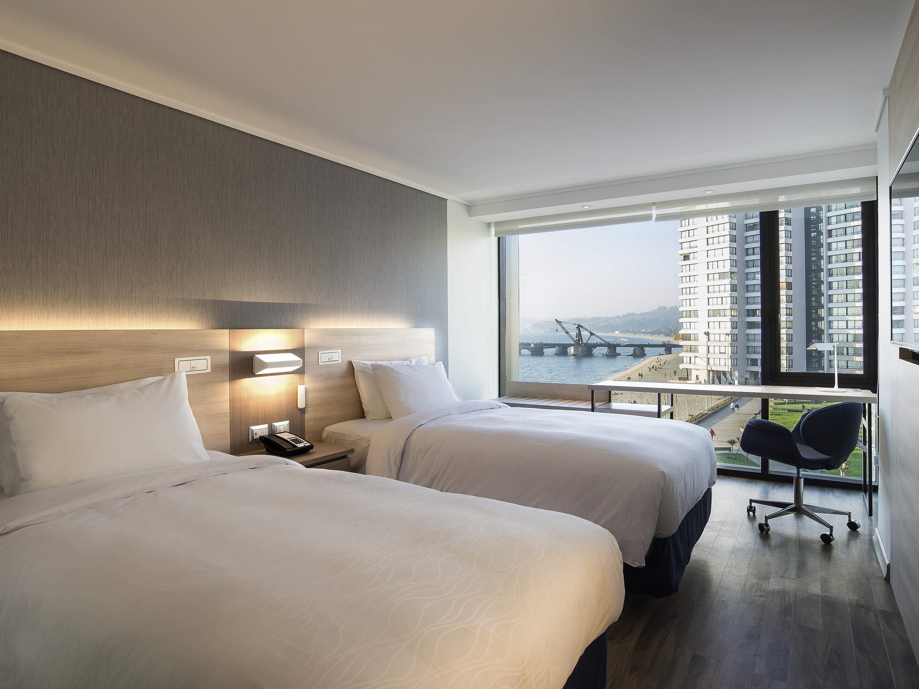 Quarto duplo premium, 2 camas de solteiro, vista para o mar | Frigobar, cofres nos quartos, escrivaninha