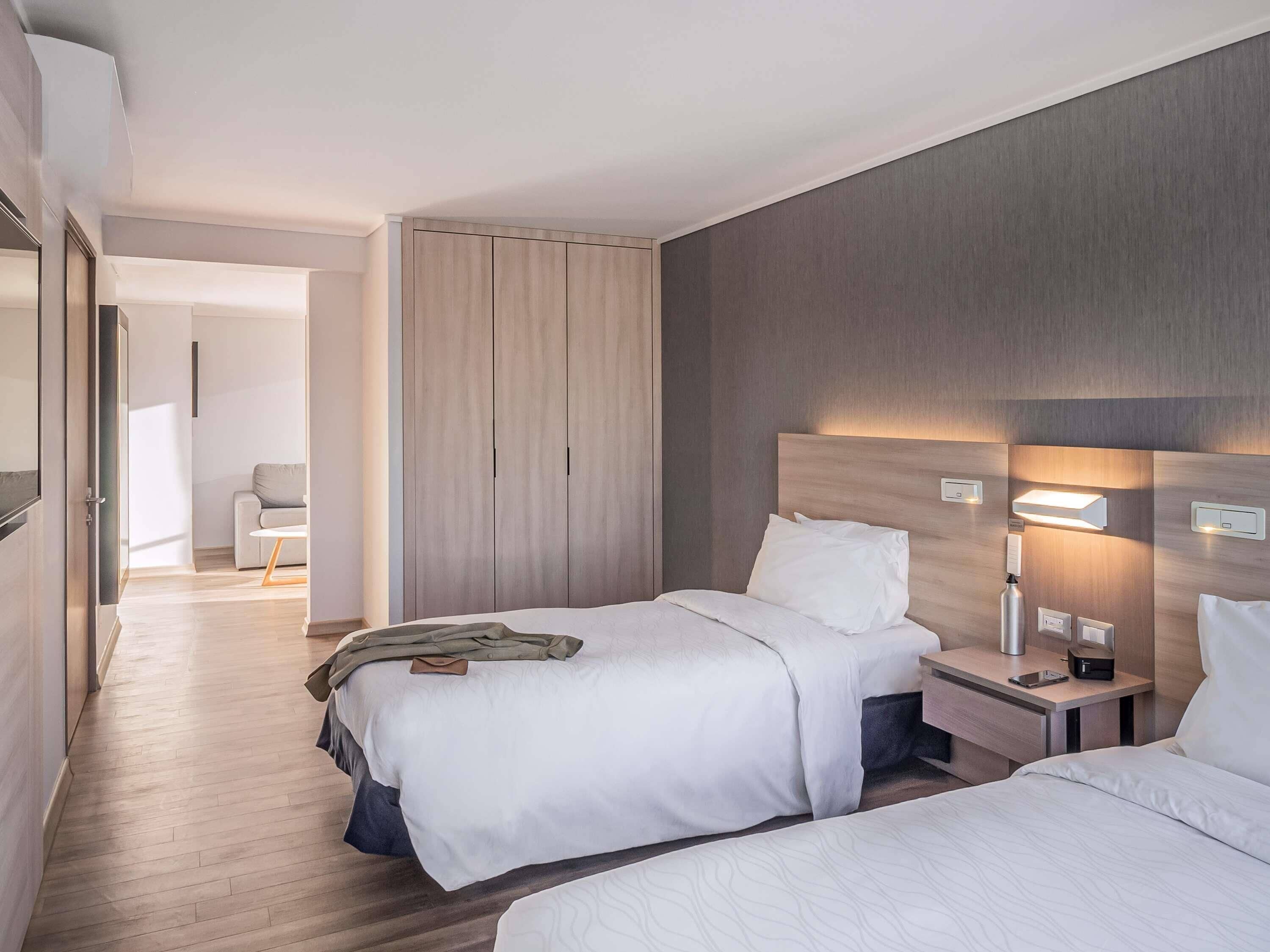 Quarto superior, 2 camas de solteiro, acessível para pessoas com deficiência física | Frigobar, cofres nos quartos, escrivaninha