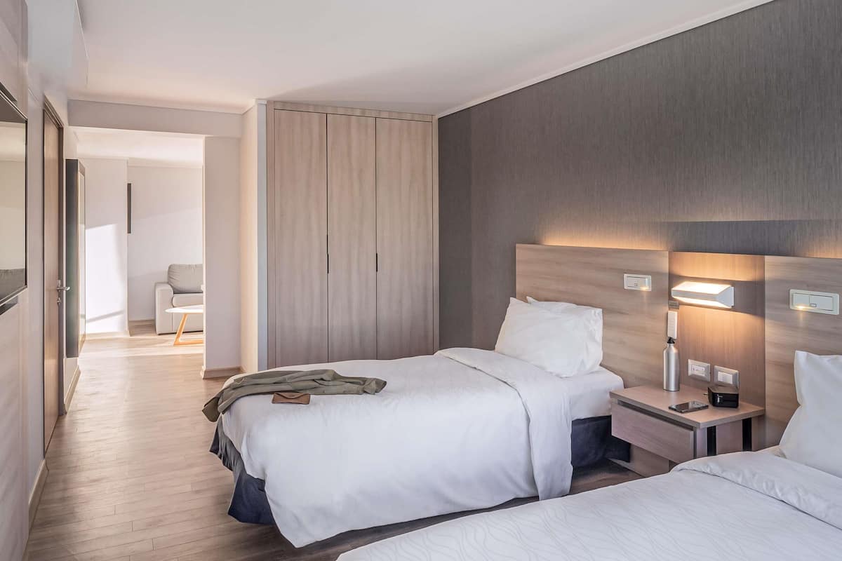 Quarto superior, 2 camas de solteiro, acessível para pessoas com deficiência física | Frigobar, cofres nos quartos, escrivaninha