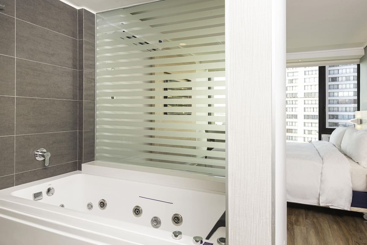 Suíte exclusiva, 1 cama King, vista para o mar (Top floor) | Frigobar, cofres nos quartos, escrivaninha