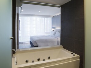 Suíte exclusiva, 1 cama King, vista para o mar (Top floor) | Frigobar, cofres nos quartos, escrivaninha