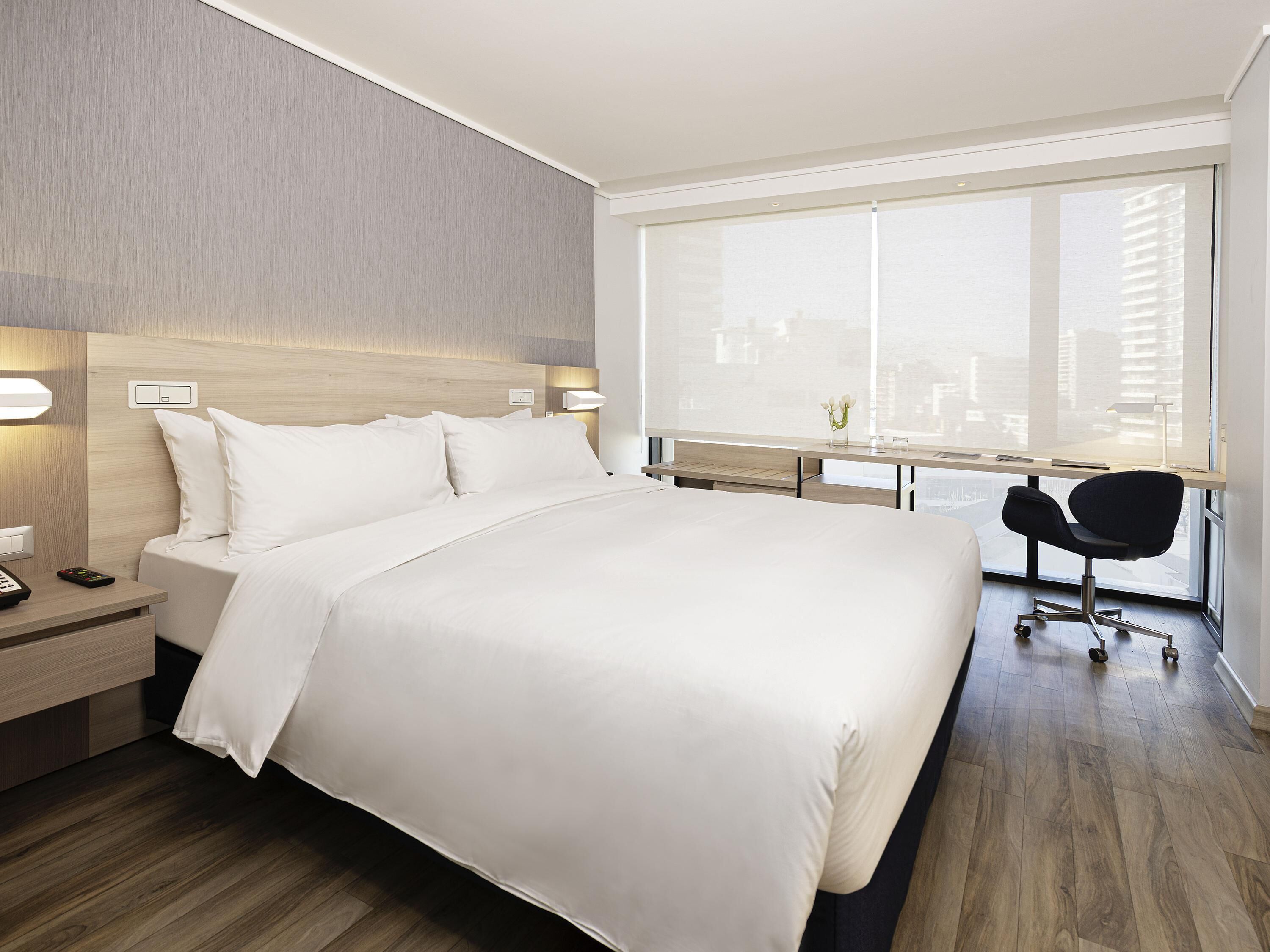 Quarto luxo, 1 cama King, vista para a cidade (Deluxe) | Frigobar, cofres nos quartos, escrivaninha