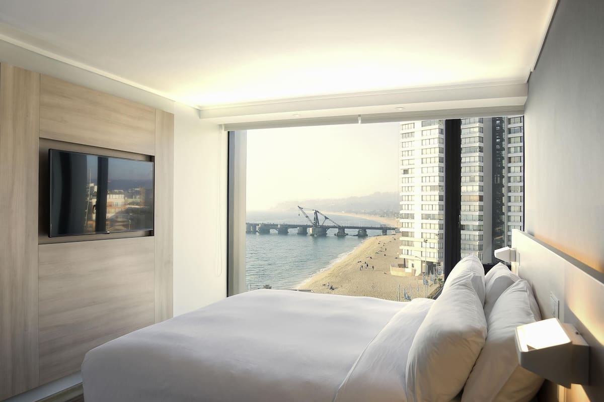 Quarto premium, 1 cama King, vista para o mar | Frigobar, cofres nos quartos, escrivaninha