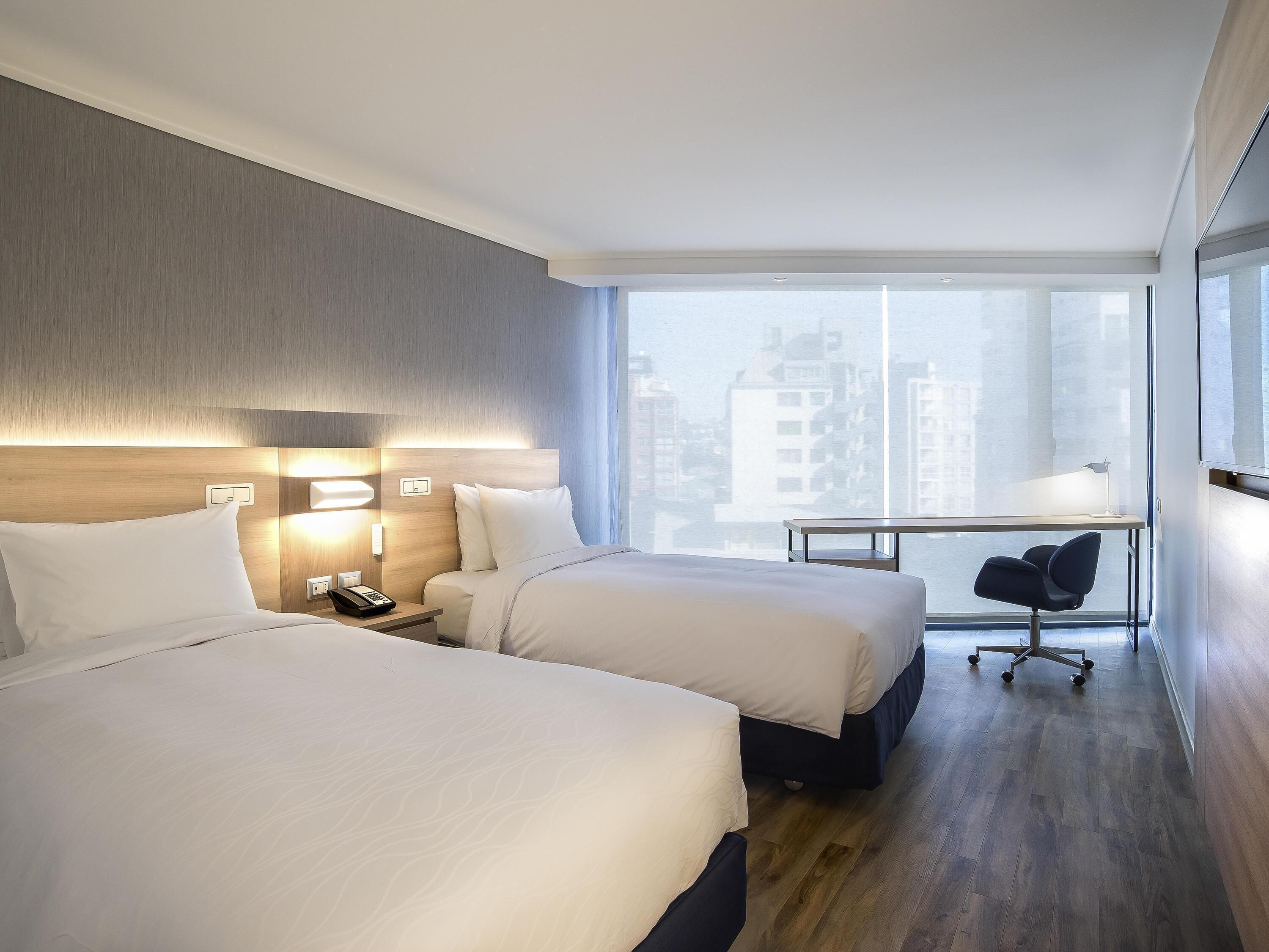 Quarto duplo standard, 2 camas de solteiro, vista para a cidade | Frigobar, cofres nos quartos, escrivaninha