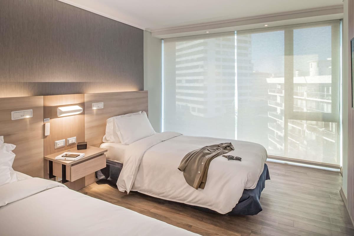 Frigobar, cofres nos quartos, escrivaninha