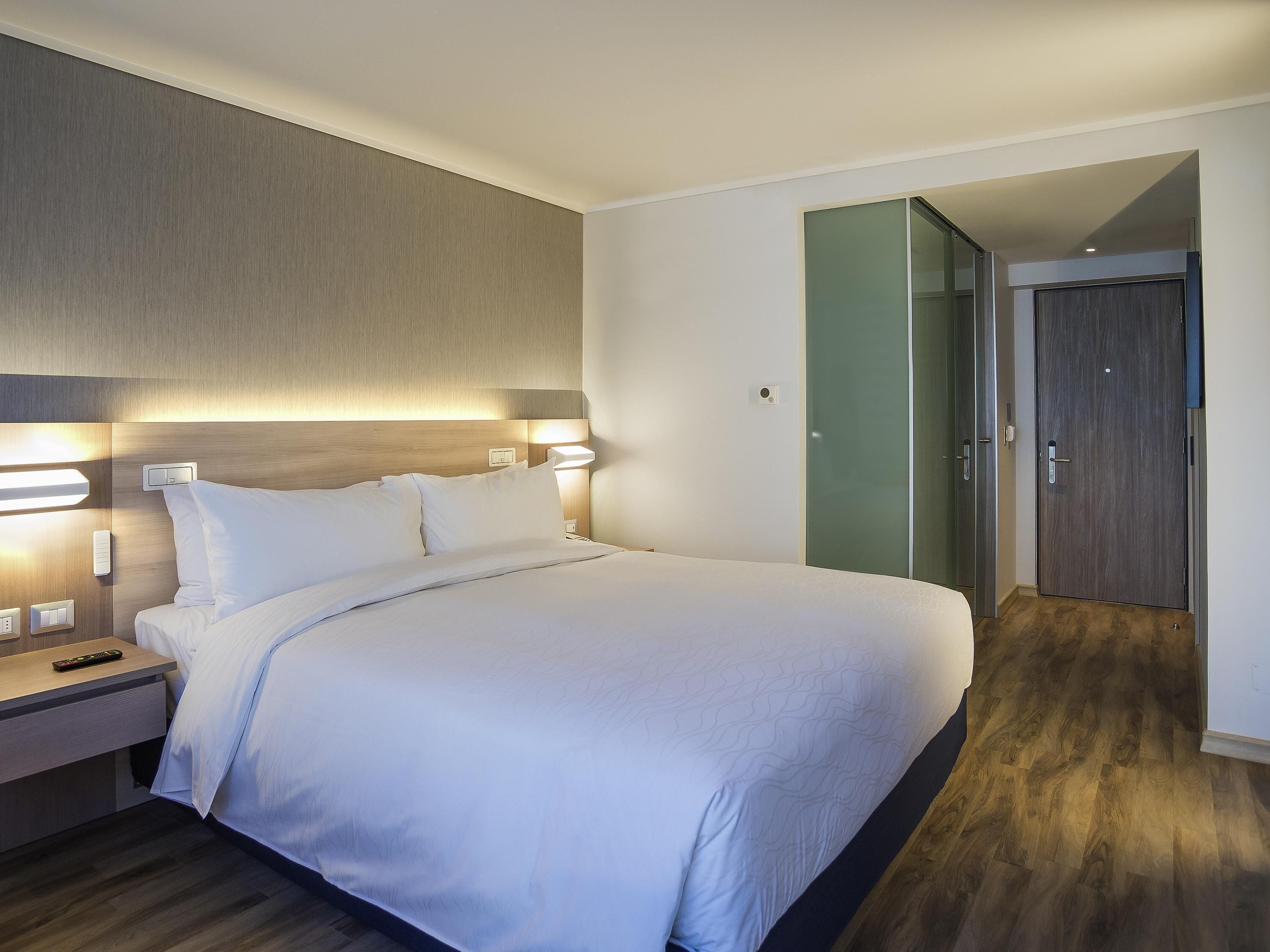 Frigobar, cofres nos quartos, escrivaninha