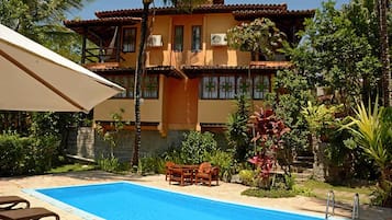 Piscina externa, espreguiçadeiras