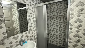 Quarto casal standard | Banheiro | Chuveiro, produtos de toalete grátis, secador de cabelo, chinelos