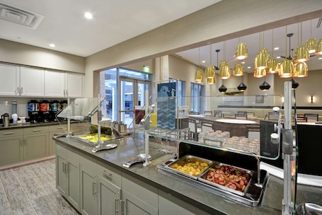 Café da manhã com buffet grátis todos os dias. Homewood Suites by Hilton Raleigh Cary I-40