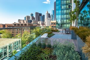 Terraço com espreguiçadeiras