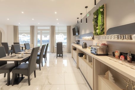 Pequeno-almoƧo tipo buffet diƔrio (10.90 EUR por pessoa)