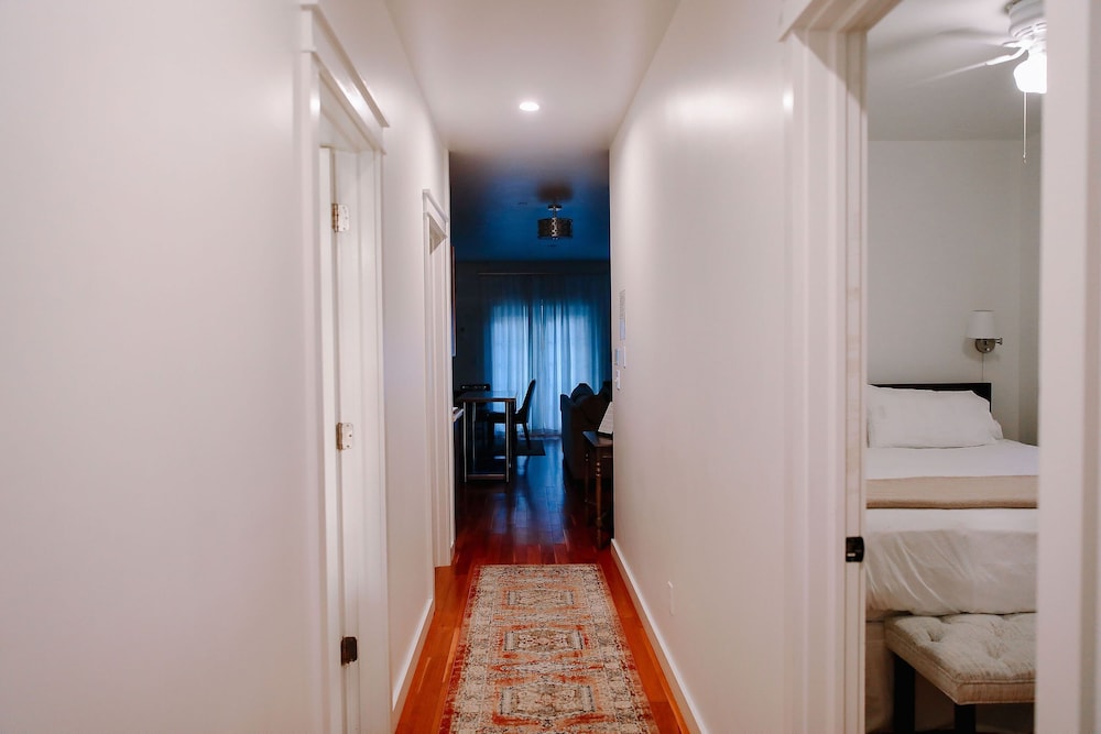 Northwest Nob Hill! Updated Spacious Home! Free Parking Spot! Walk Score 97! - Oregon