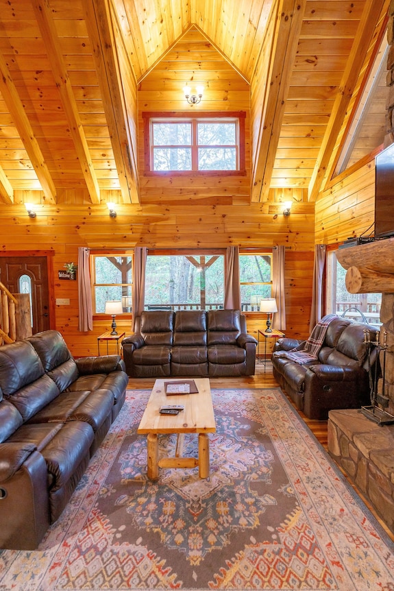 Redwood Lodge Hocking Hills-covered Porches, Firepit, Hot Tub, Rec Room, Wifi - Hocking Hills State Park, OH