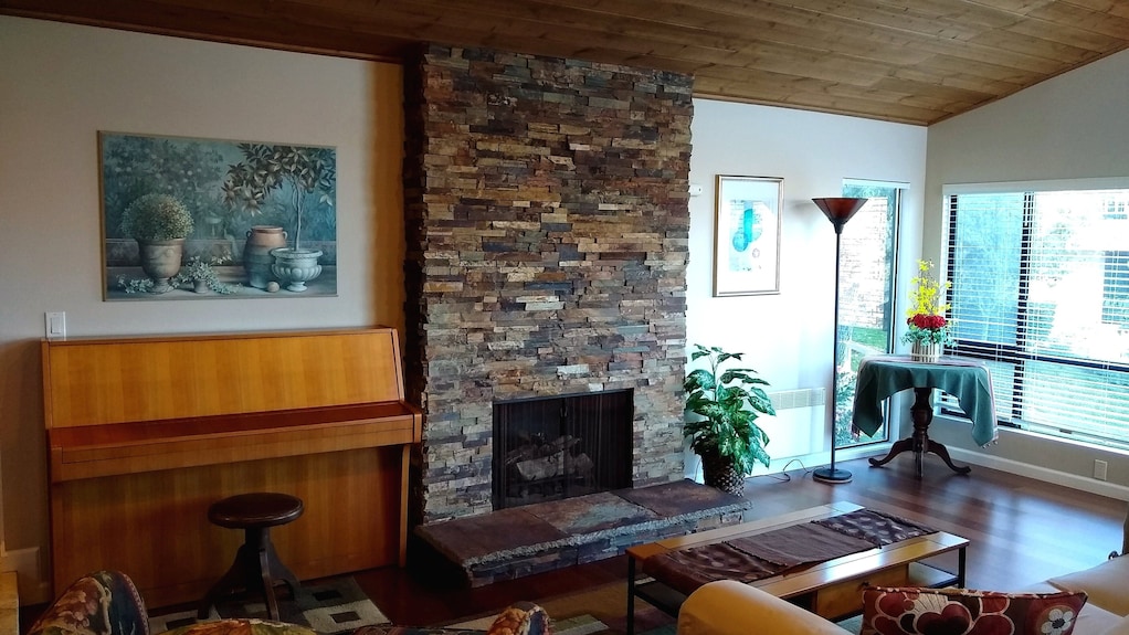 Spacious Townhouse Steps From The Beach In Oceanfront Property - San Diego, CA