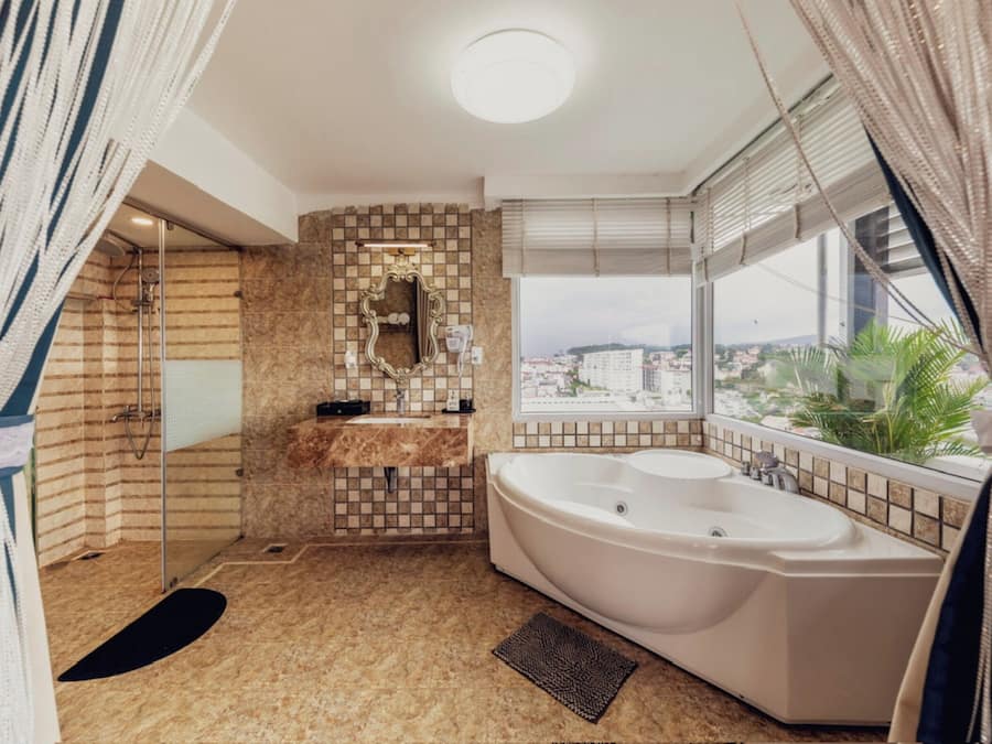 Penthouse, 2 quartos | Casa de banho | Um polibã, um chuveiro de hidromassagem