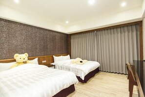 Quarto Quádruplo Familiar | Cofre no quarto, secretária 