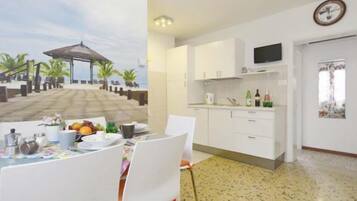 Apartamento, 2 quartos | Kitchenette privada | Um frigorífico/congelador grande, um forno, uma placa de cozinha